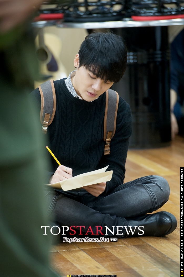 [HD포토] 편지쓰는 제이와이제이(JYJ) 김준수 (연습실공개) - 김현우 기자 - 톱스타뉴스