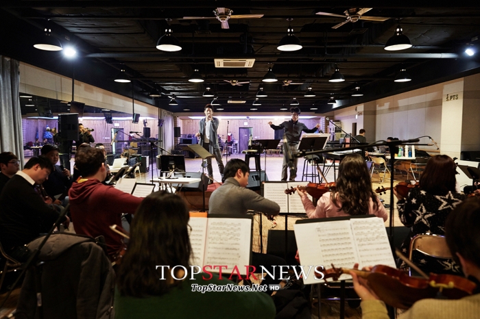 [HD] JYJ 김준수, 35인조 오케스트라와 연습 현장 공개 - 김명수 기자 - 톱스타뉴스
