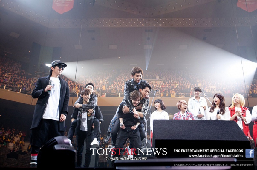 ‘FNC 킹덤’ FT아일랜드-씨엔블루 자축 세레모니 사진 공개 - 김명수 기자 - 톱스타뉴스
