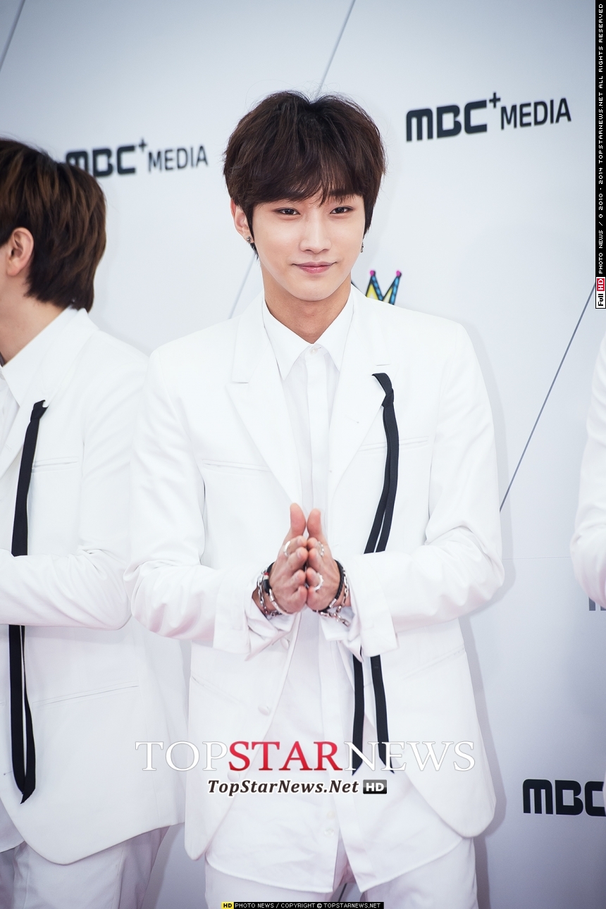 [HD포토] B1A4(비원에이포) 진영, 100회 축하드리는 박수 (쇼 챔피언 100회 특집) - 이선명 기자 - 톱스타뉴스