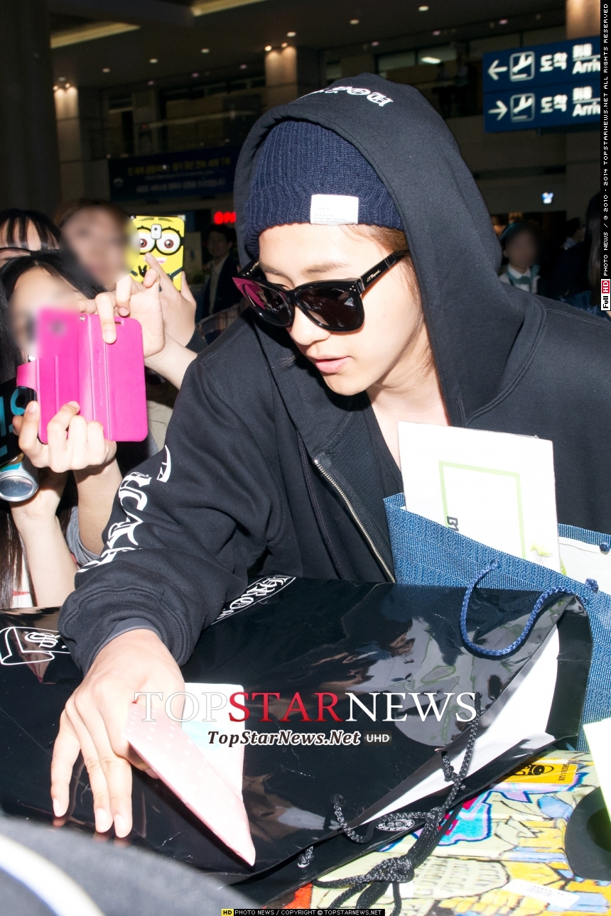 [HD포토] 떨어지는 짐 잡는 B1A4(비원에이포) 신우 (인천공항) - 김현우 기자 - 톱스타뉴스