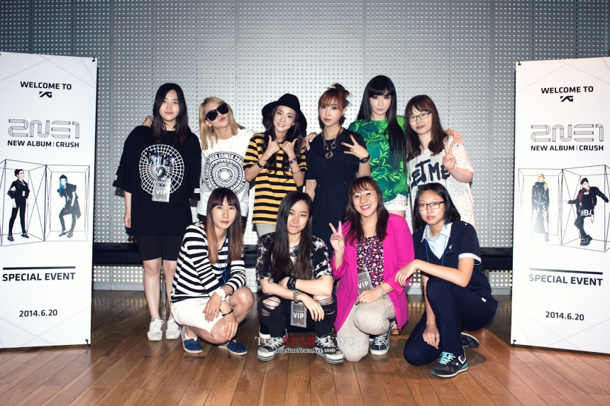 2NE1, YG 사옥서 팬들과 깜짝 만남 - 김명수 기자 - 톱스타뉴스