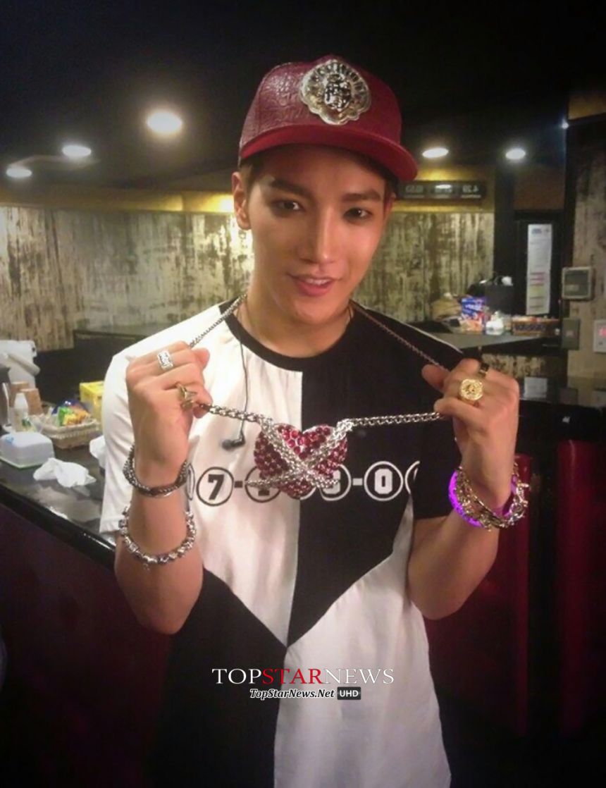 2PM Jun.K, 직접 디자인한 노러브(NO LOVE) 팔찌 런칭 - 김명수 기자 - 톱스타뉴스