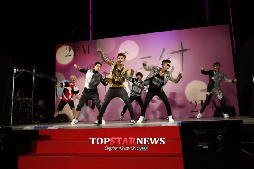 2PM, 도쿄 롯폰기 게릴라 라이브에 2000여 팬 열광 - 김명수 기자 - 톱스타뉴스