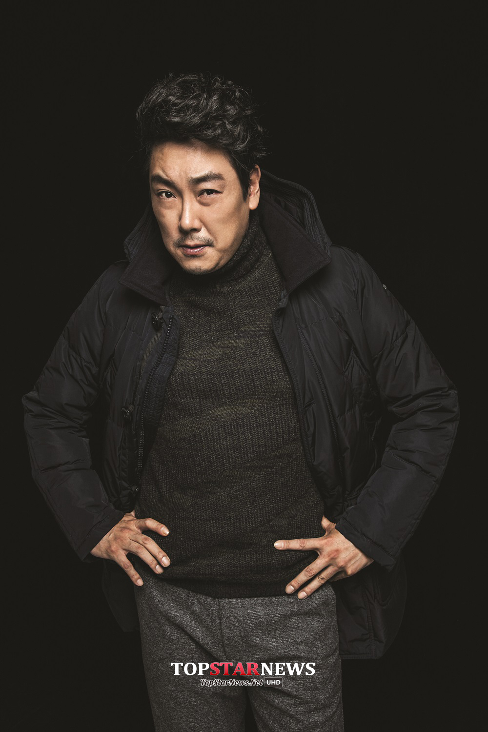 조진웅, ‘남성미’ 넘치는 눈빛으로 ‘배우 포스’ 과시 - 유혜지 기자 - 톱스타뉴스