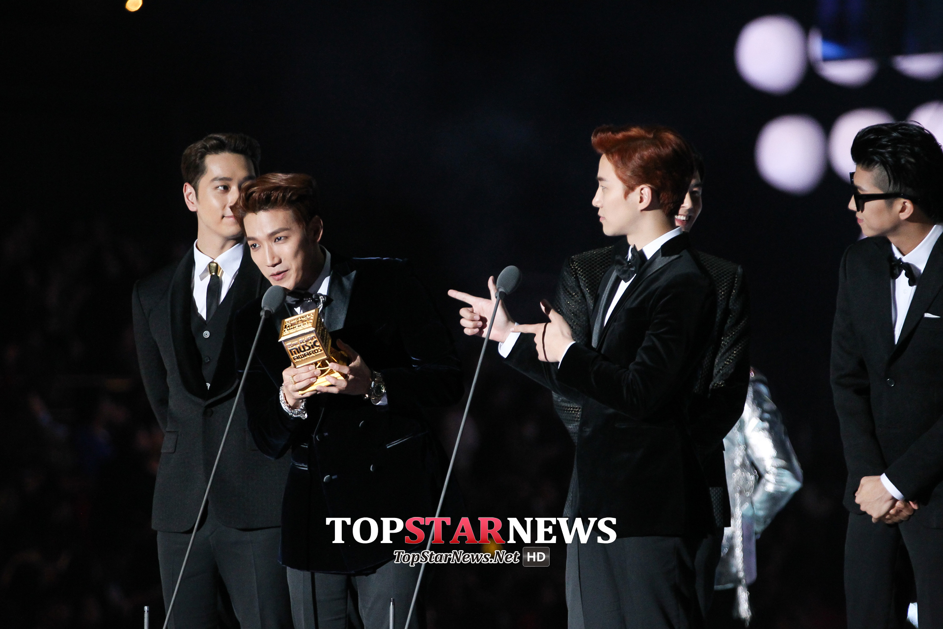 [UHD] ‘2014 MAMA’ 2PM, 뮤직비디오 부문 수상 ‘입가에 미소 내려오질 않아’ - 김희경 기자 - 톱스타뉴스