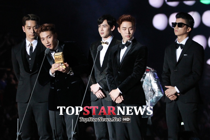 [UHD] ‘2014 MAMA’ 2PM, 뮤직비디오 부문 수상 ‘입가에 미소 내려오질 않아’ - 김희경 기자 - 톱스타뉴스