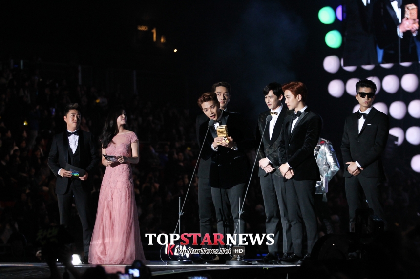 [UHD] ‘2014 MAMA’ 2PM, 뮤직비디오 부문 수상 ‘입가에 미소 내려오질 않아’ - 김희경 기자 - 톱스타뉴스