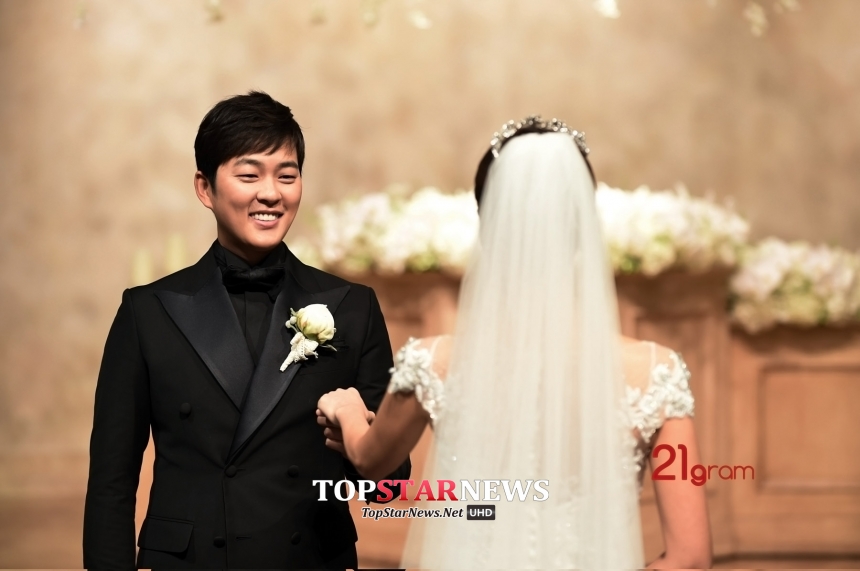 [HD] 박광현, ‘품절남’ 대열 합류 “커플 트레이닝복 입던 신부, 오늘 공주 같아” - 장영권 기자 - 톱스타뉴스 - 엔터/셀럽