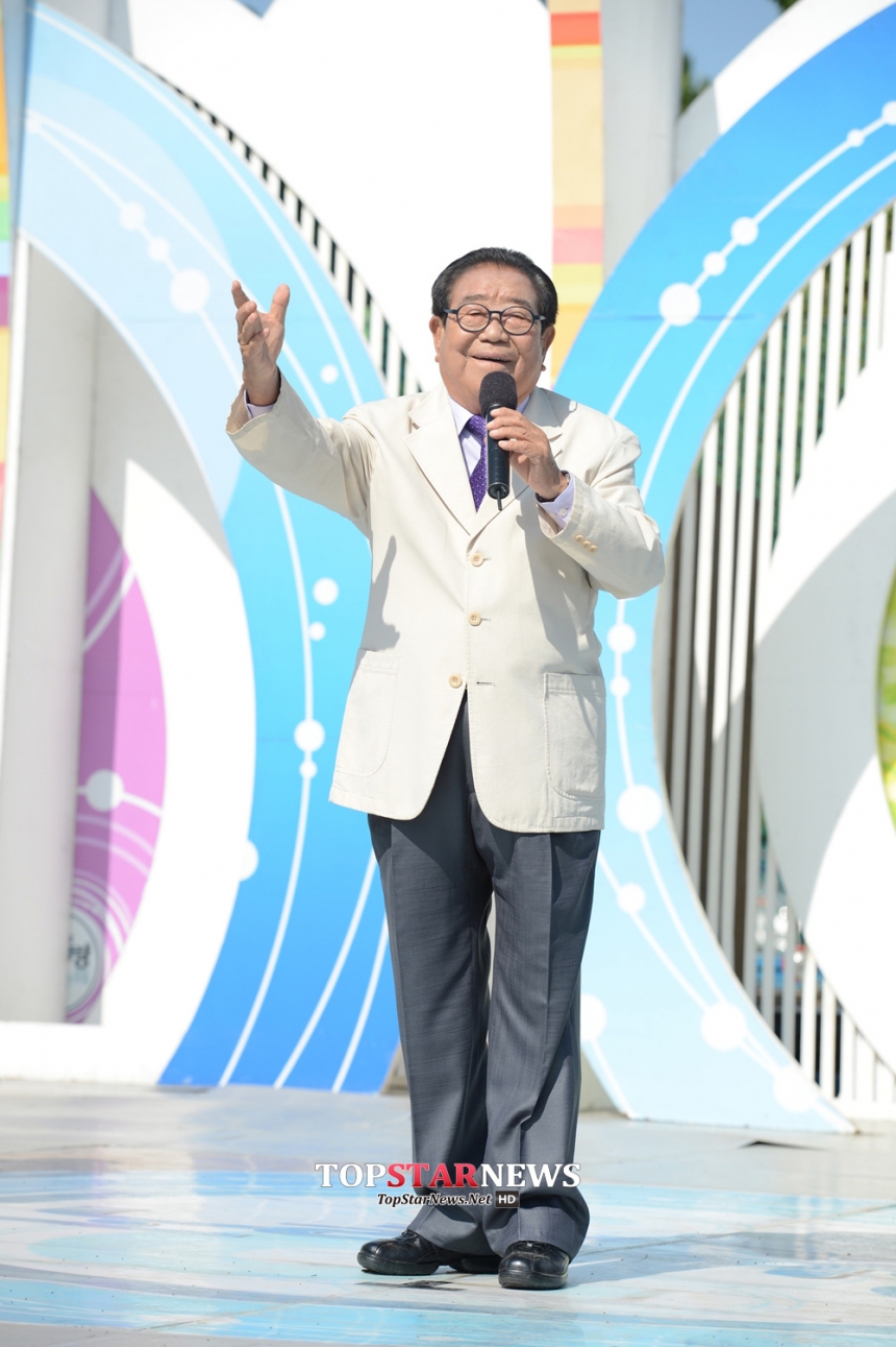 ‘2014 KBS 연예대상’, 대한-민국-만세-송해로 ‘세대공감’…‘밤까지 할 텐데 고생’ - 우 선 기자 - 톱스타뉴스