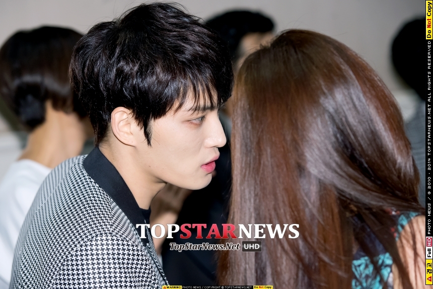 [UHD포토] 제이와이제이(JYJ) 김재중, ‘고성희와 나누는 둘만의 비밀대화?’ (스파이) - 최규석 기자 - 톱스타뉴스