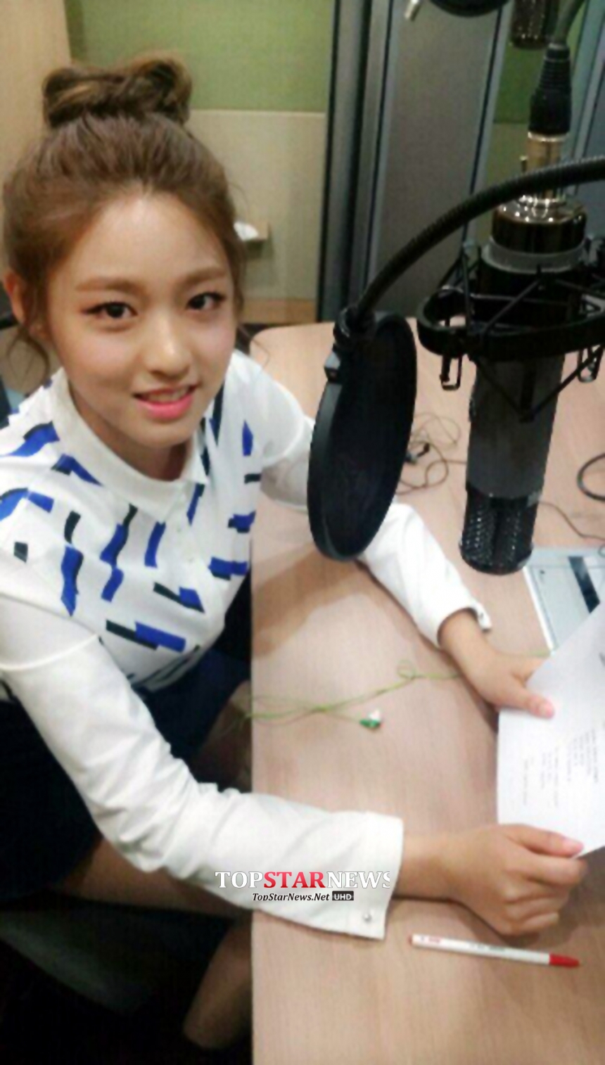 에이오에이(AOA) 설현, 나레이션 녹음 ‘어색 인증샷’ - 우 선 기자 - 톱스타뉴스