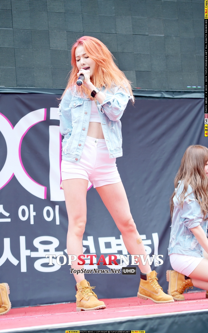 [HD포토] 이엑스아이디(EXID) 솔지, ‘반창고 투혼에 빛나는 길거리 공연’ (AHYEAH사용설명회) - 최규석 기자 - 톱스타뉴스