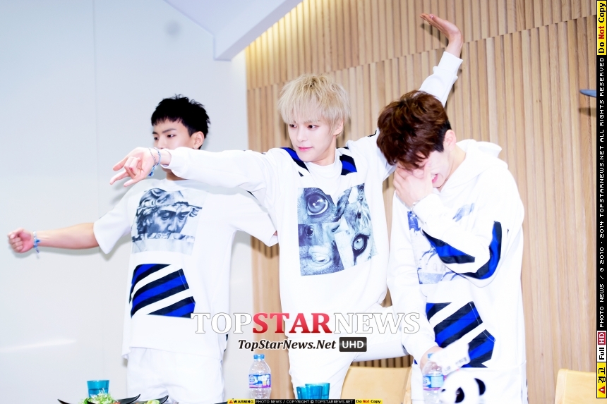 [UHD포토] 몬스타엑스(MONSTA X) 민혁, 이 구역 스파이더맨…‘폭소’ (한위싱동타이) - 김혜진 기자 - 톱스타뉴스