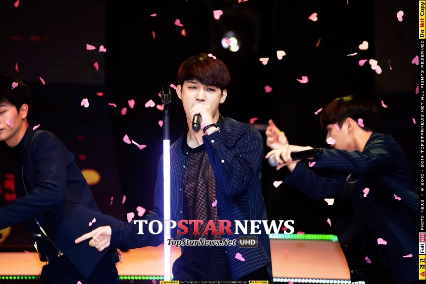 [UHD포토] 비투비(BTOB) 임현식, 꽃가루 속에서도 빛나는 미모…‘시선집중’ (비투비 쇼케이스) - 김혜진 기자 - 톱스타뉴스