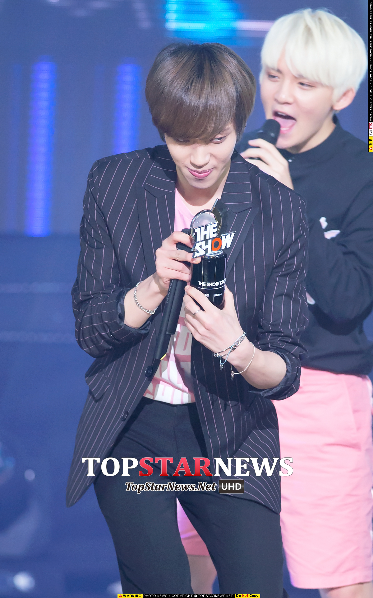 [HD포토] 틴탑(TEENTOP) 니엘, 이게 바로 더 쇼 초이스 트로피…‘축하해’ (더 쇼) - 김혜진 기자 - 톱스타뉴스