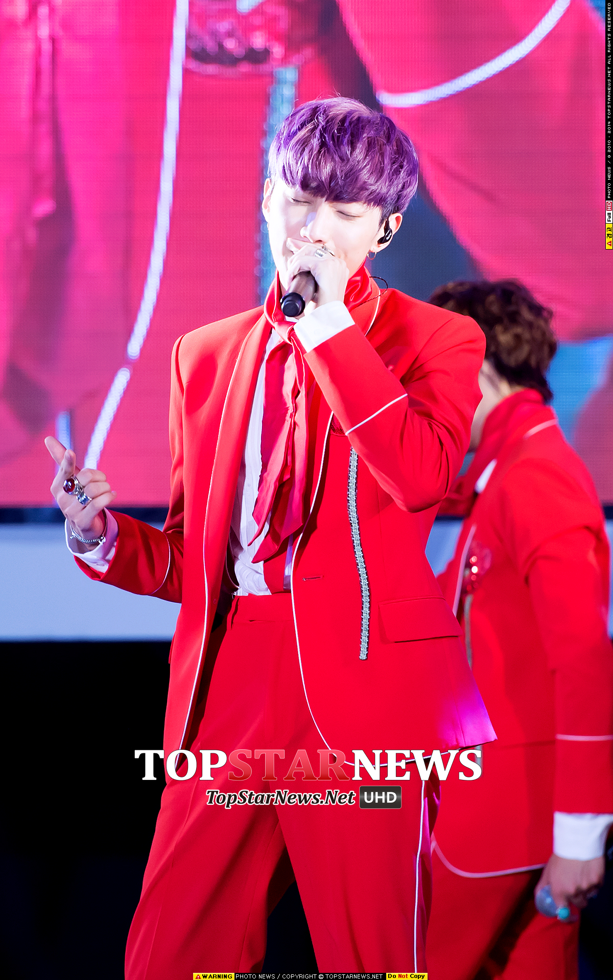 [hd포토] 비원에이포 B1a4 진영 매혹적인 붉은색 수트…‘훈훈 B1a4 컴백 전야제 김혜진 기자 톱스타뉴스