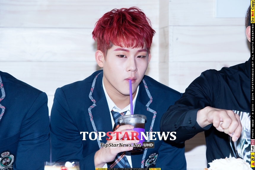 [UHD포토] 몬스타엑스(MONSTA X) 주헌, 카리스마 넘치게 아메리카노 한입…‘호로록’ (한위싱동타이) - 김혜진 기자 - 톱스타뉴스