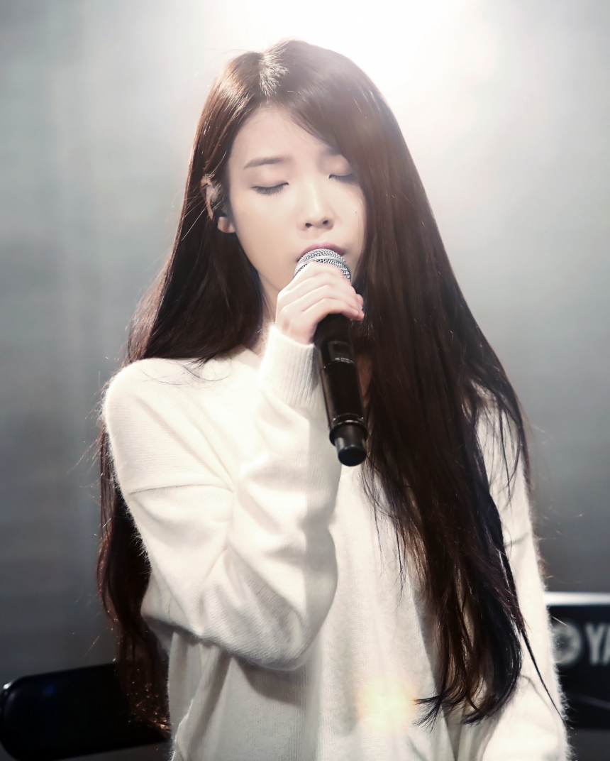 [UHD] 아이유(IU), ‘무릎’ 라이브 영상 공개하며 ‘감수성 자극’…‘귀 호강’ - 조혜진 기자 - 톱스타뉴스