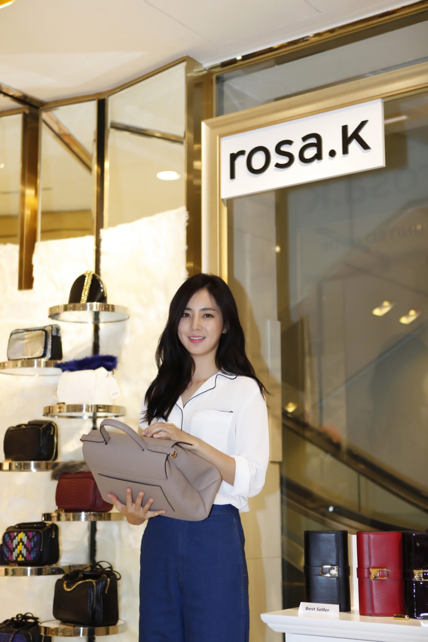 [잇아이템] 절세미녀 한채아, 로사케이 매장 방문…쇼핑하는 모습도 화제 - 조혜진 기자 - 톱스타뉴스