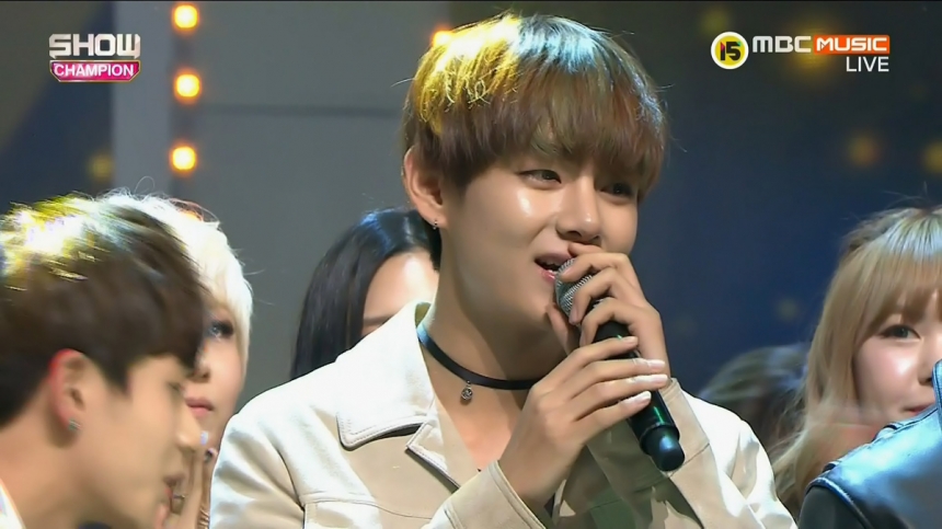 방탄소년단(BTS), ‘쇼! 챔피언’ 2주 연속 1위…‘RUN’ 4관왕 달성 - 김명수 기자 - 톱스타뉴스