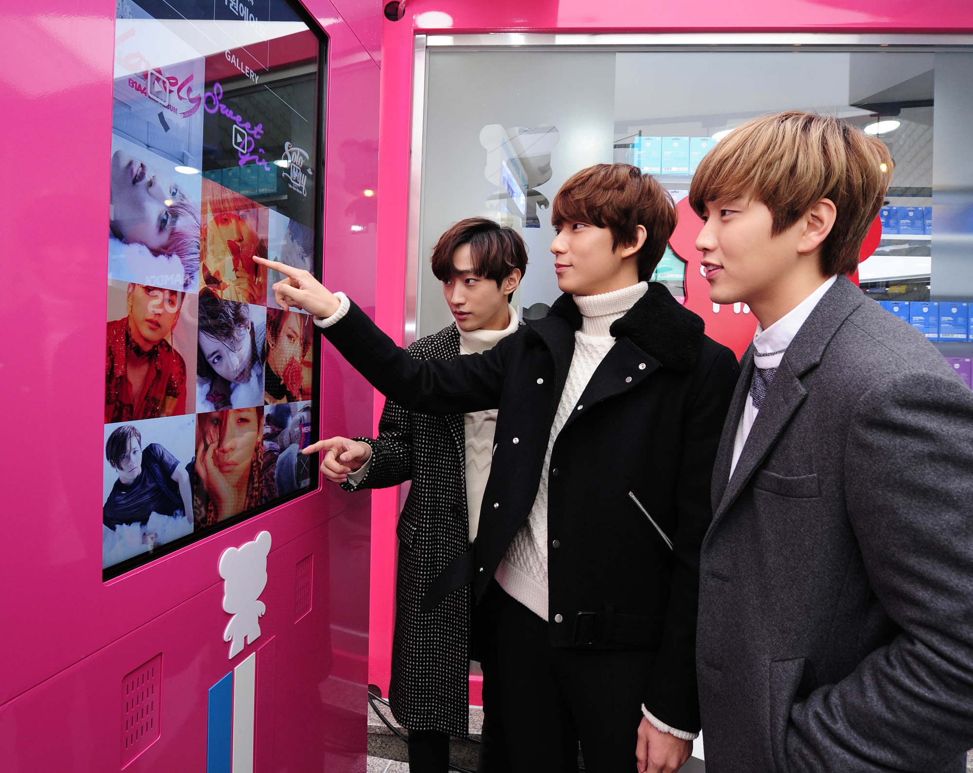 방탄소년단(BTS)-B1A4-카라(KARA)-에이프릴, '한류스타거리 3차 조성 사업' 제막식 참석 - 김명수 기자 - 톱스타뉴스