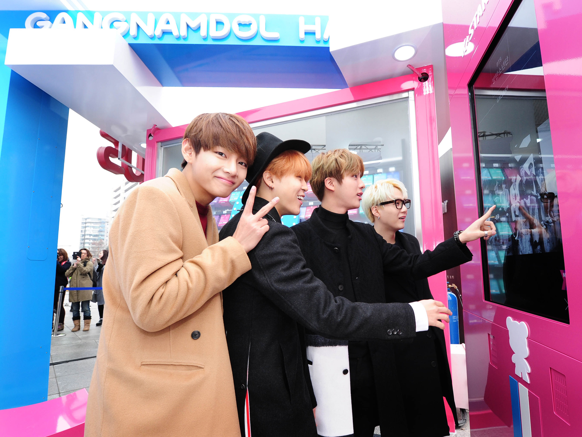 방탄소년단(BTS)-B1A4-카라(KARA)-에이프릴, '한류스타거리 3차 조성 사업' 제막식 참석 - 김명수 기자 - 톱스타뉴스