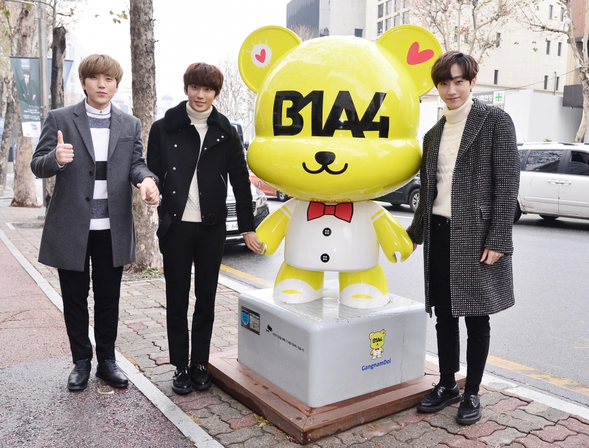 방탄소년단(BTS)-B1A4-카라(KARA)-에이프릴, '한류스타거리 3차 조성 사업' 제막식 참석 - 김명수 기자 - 톱스타뉴스