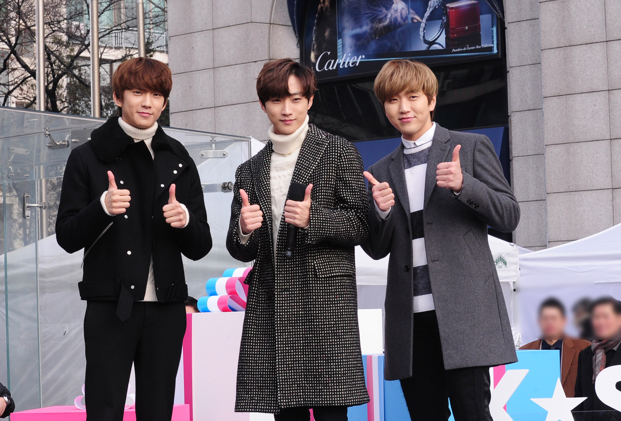 방탄소년단(BTS)-B1A4-카라(KARA)-에이프릴, '한류스타거리 3차 조성 사업' 제막식 참석 - 김명수 기자 - 톱스타뉴스