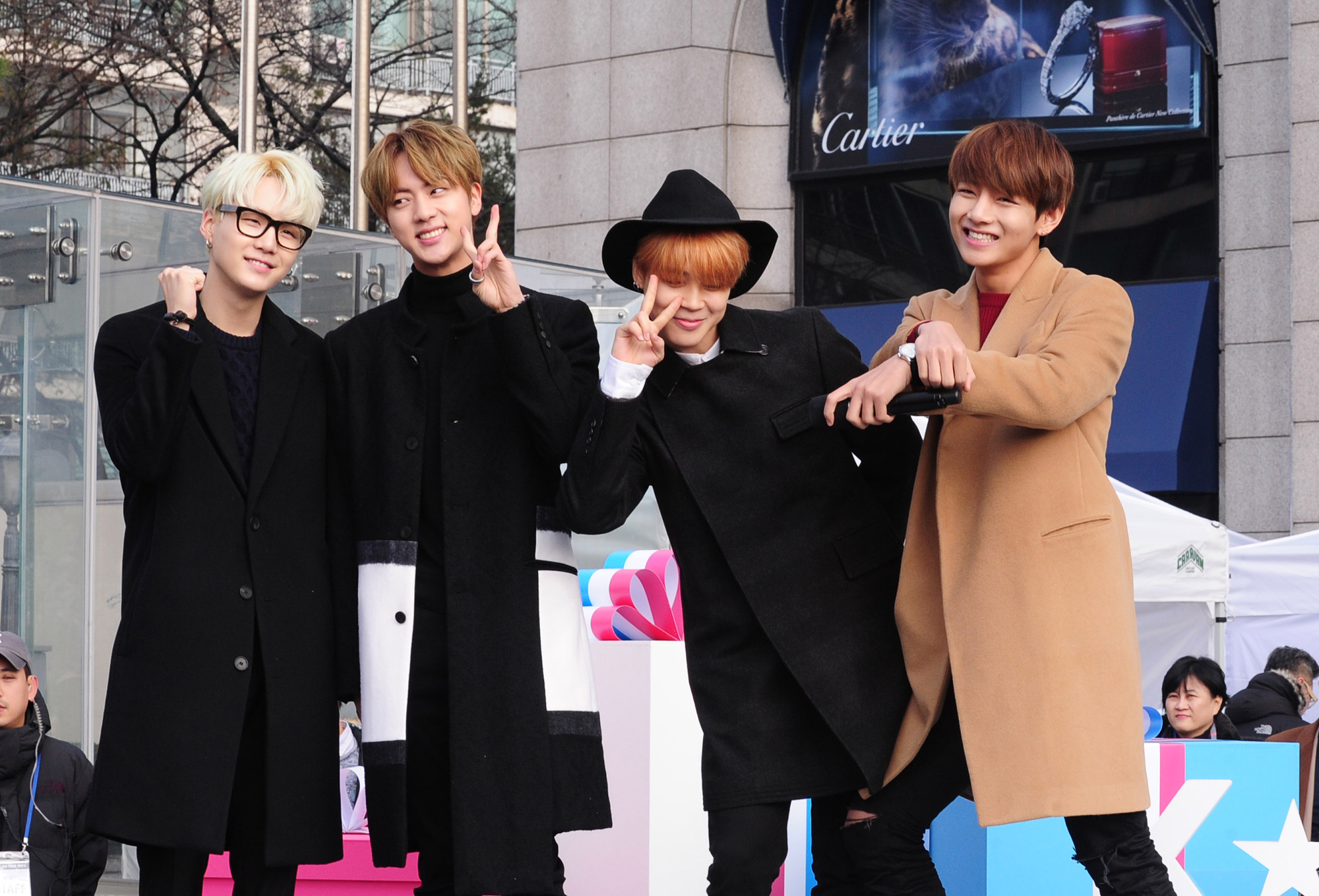 방탄소년단(BTS)-B1A4-카라(KARA)-에이프릴, '한류스타거리 3차 조성 사업' 제막식 참석 - 김명수 기자 - 톱스타뉴스