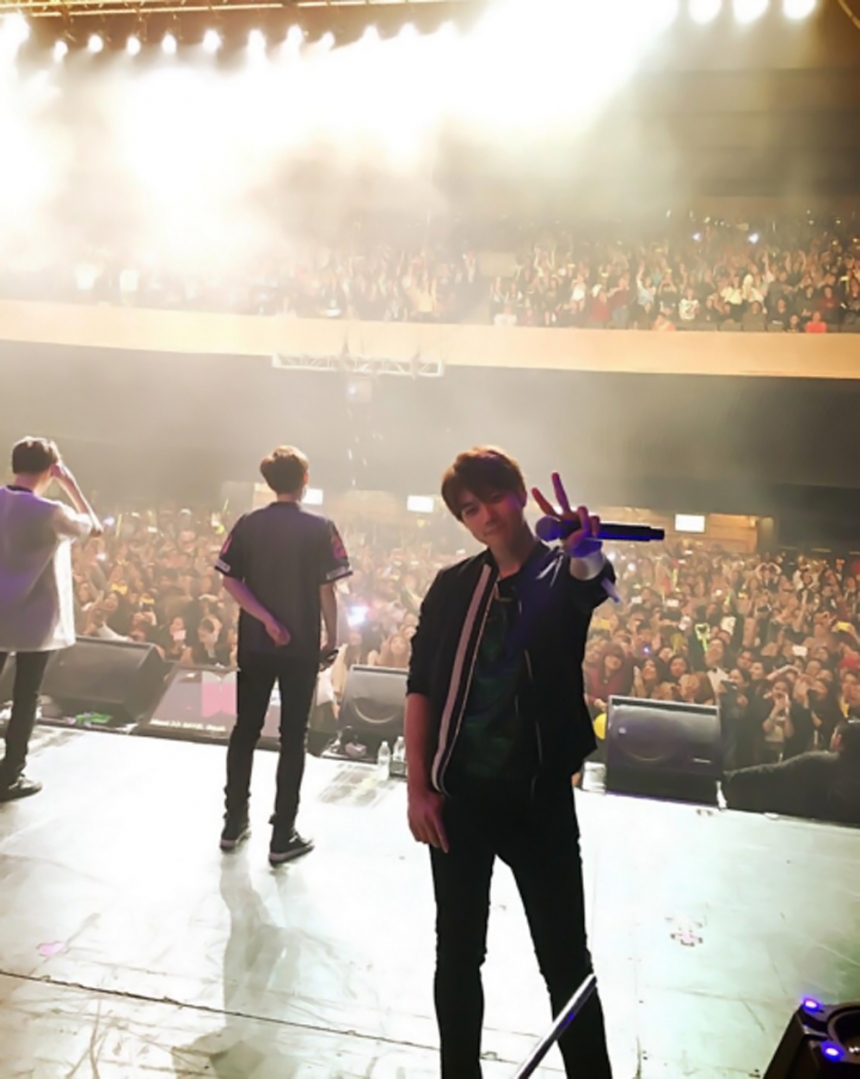 인피니트(INFINITE) 엘, 해외 팬들과 함께 찰칵… ‘무대 위에서 가장 멋진 명수’ - 천지현 기자 - 톱스타뉴스