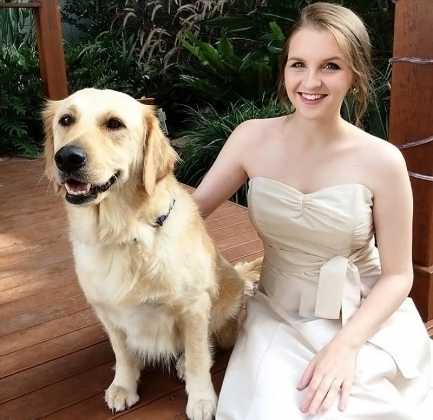 졸업파티에 반려견과 ‘커플 드레스’ 입고 등장한 소녀 - 박혜미 기자 - 톱스타뉴스