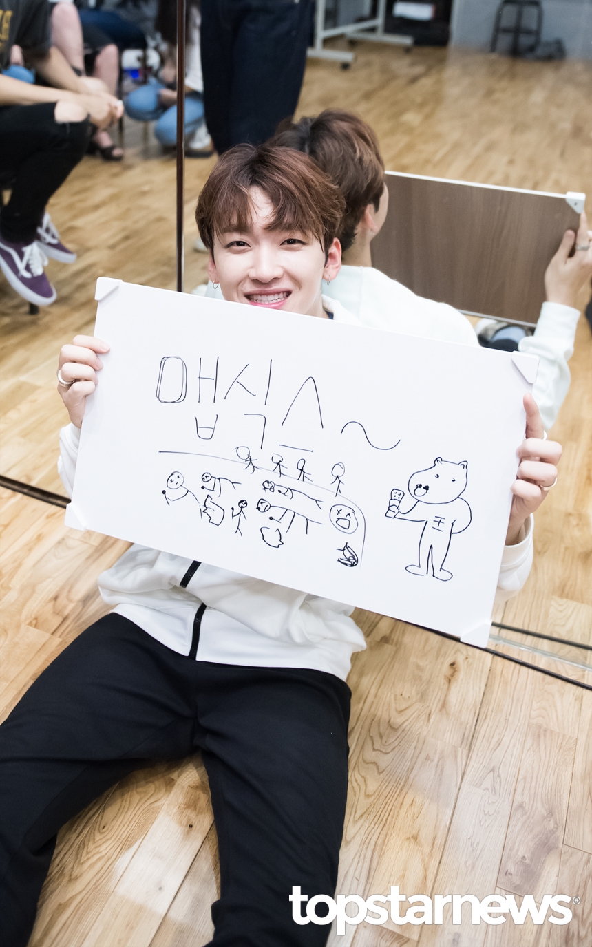 [HD포토] 맵식스(MAP6) 민혁, ‘똑똑 민혁이구나 넌 두드릴 필요 없단다’ - 박혜미 기자 - 톱스타뉴스