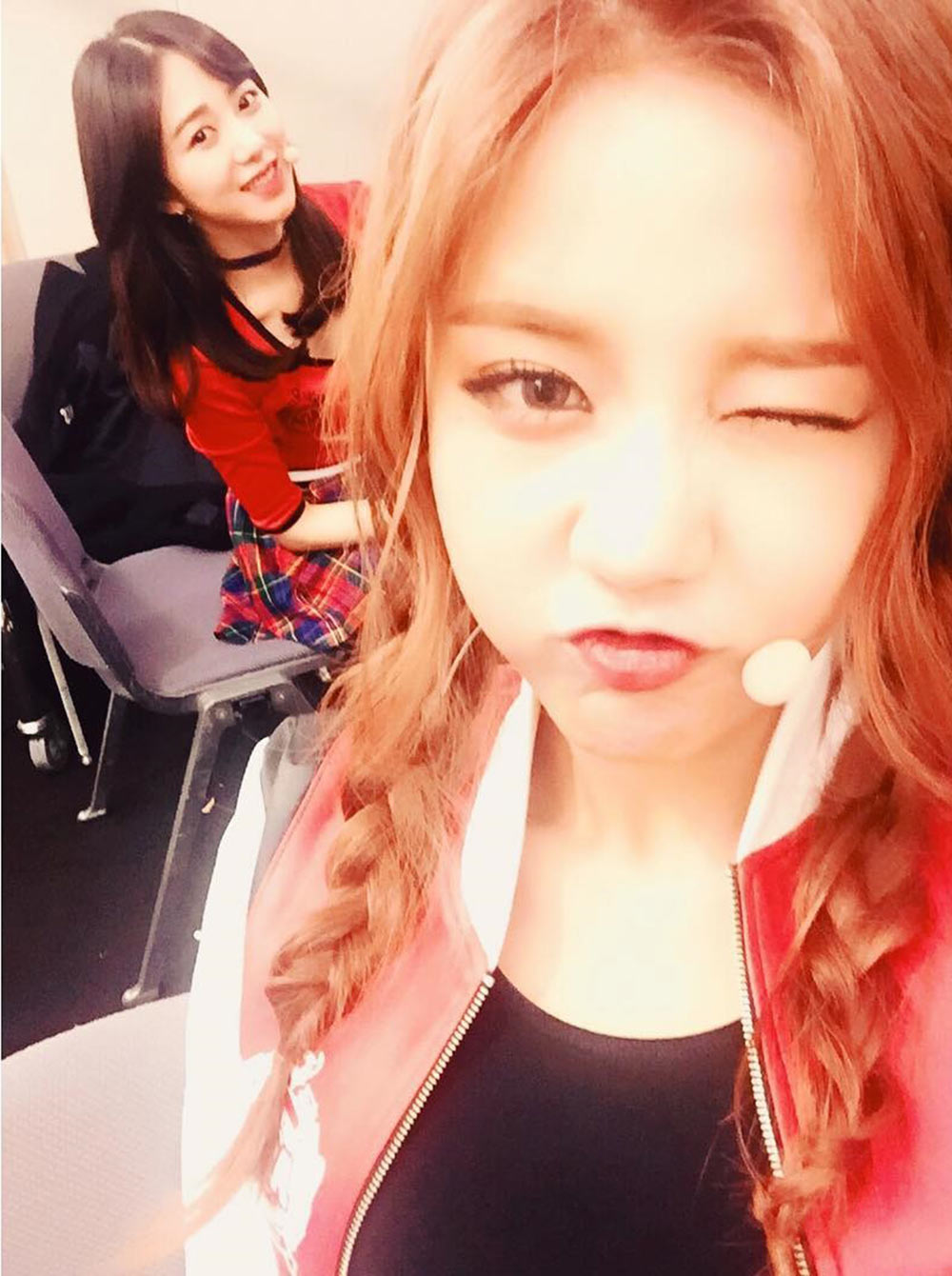 [스타SNS] 에이오에이(AOA) 혜정, 멤버 민아 생일 축하 ‘훈훈한 우정’ - 이정범 기자 - 톱스타뉴스