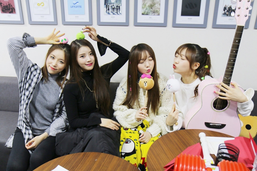 [스타SNS] 러블리즈(Lovelyz) 진-이미주-케이-류수정, 미모 케미 폭발하는 단체샷 공개…‘빵타스틱4’ - 이정범 기자 - 톱스타뉴스