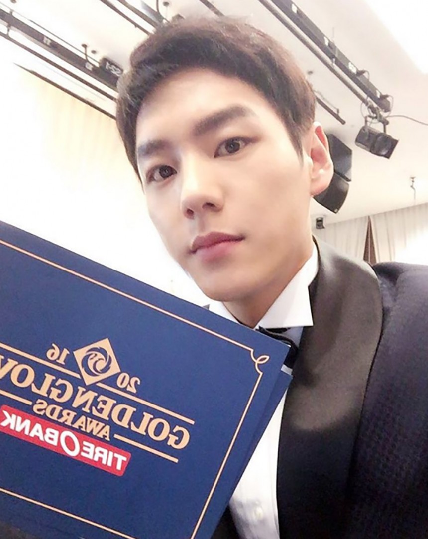 [스타SNS] 곽시양, ‘2016 KBO 골든글러브’ 시상은 내가…‘잘생김’ - 오서율 기자 - 톱스타뉴스