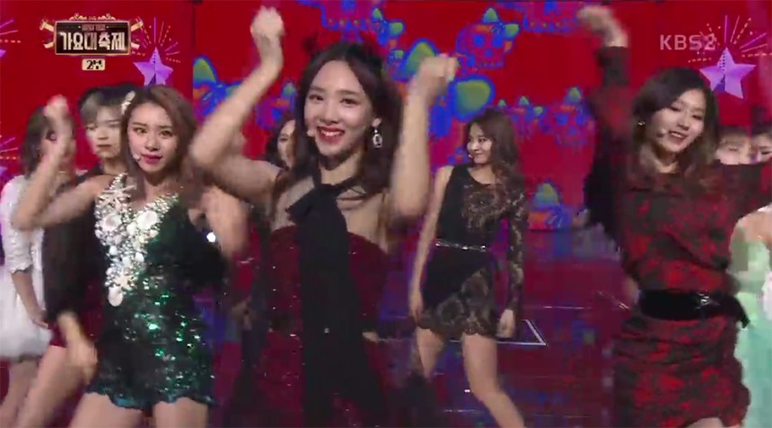 [예능리뷰] ‘2016 KBS 가요대축제’ 트와이스(TWICE), 남다른 상큼함과 여신 미모 발산 - 이정범 기자 - 톱스타뉴스
