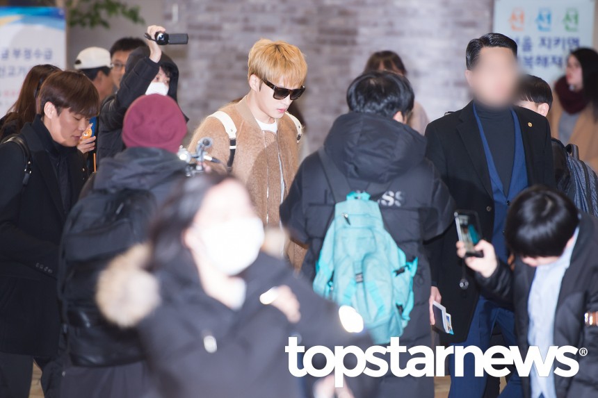 [UHD포토] 제이와이제이(JYJ) 김재중, ‘팬들에게 둘러쌓인 슈퍼스타의 출국길’ - 조슬기 기자 - 톱스타뉴스