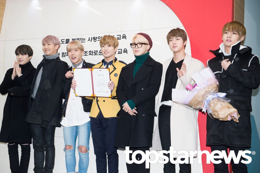 [UHD포토] 방탄소년단(BTS), ‘오늘은 다들 졸업 마치고 자장면이나 사묵겠지’ - 조슬기 기자 - 톱스타뉴스