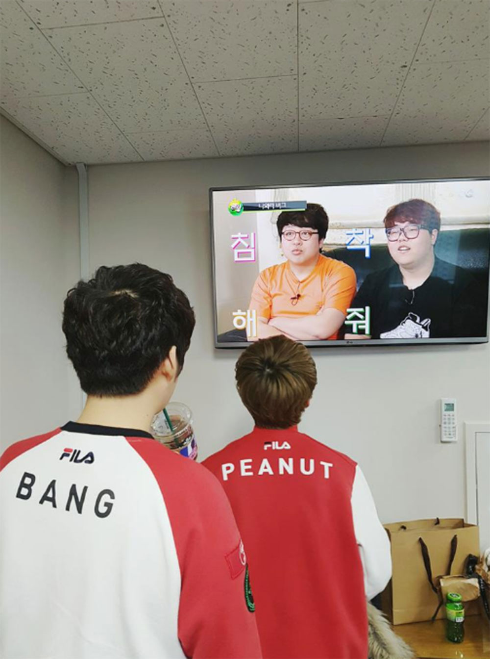 ‘롤챔스’ SKT1 피넛-뱅, ‘켠김에 왕까지’ 시청 인증샷 공개 - 이정범 기자 - 톱스타뉴스