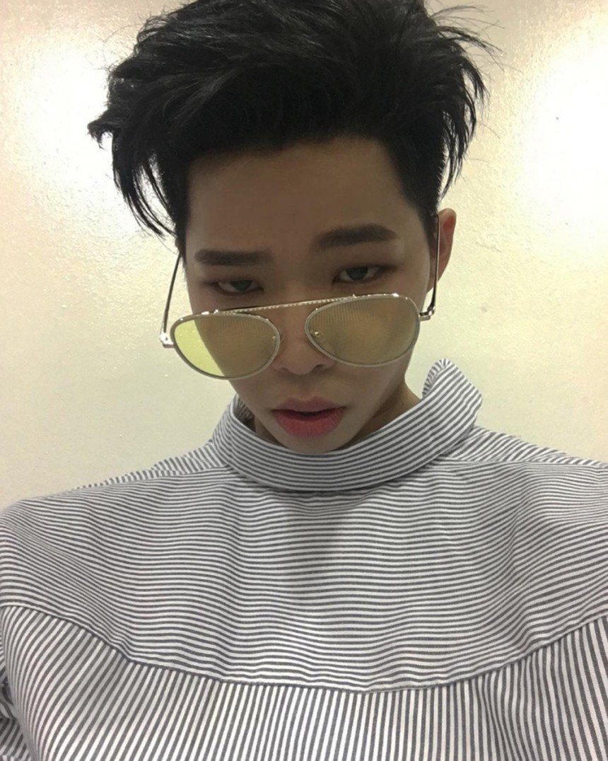 [스타SNS] 악동뮤지션(AKMU) 이찬혁, 독특한 패션…‘거꾸로 입은듯한 셔츠’ - 박소윤 기자 - 톱스타뉴스