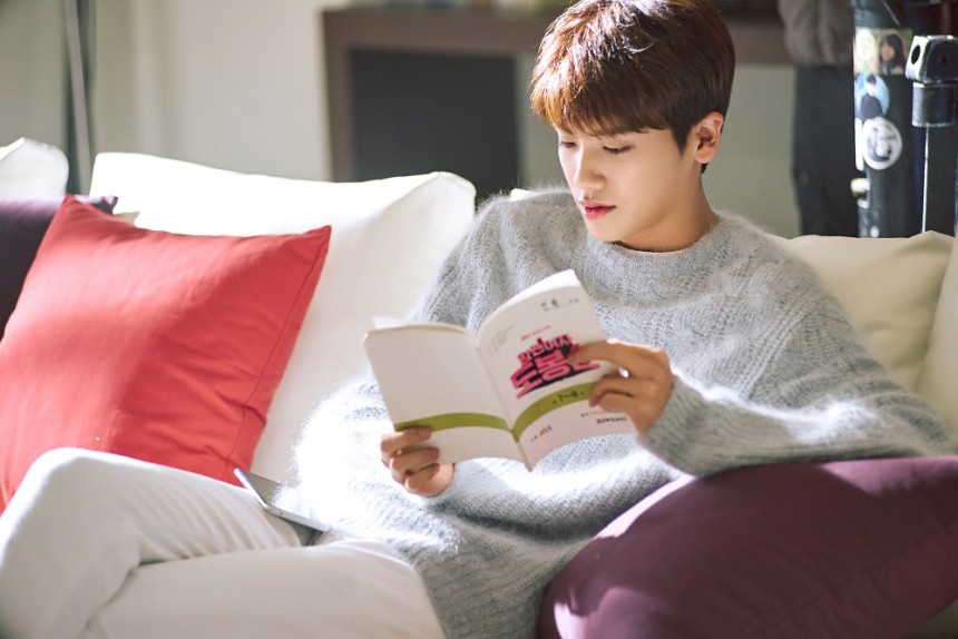 ‘힘쎈여자 도봉순’ 제국의 아이들(ZE:A) 박형식, 대본에 열중…‘여심 자극’ - 박소윤 기자 - 톱스타뉴스