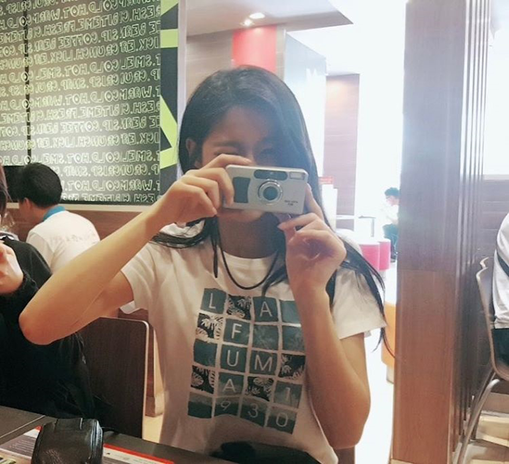 [스타SNS] AOA 설현, 카메라 든 여신님 ‘찰칵’ 내 마음 속에 박제 - 유해인 기자 - 톱스타뉴스