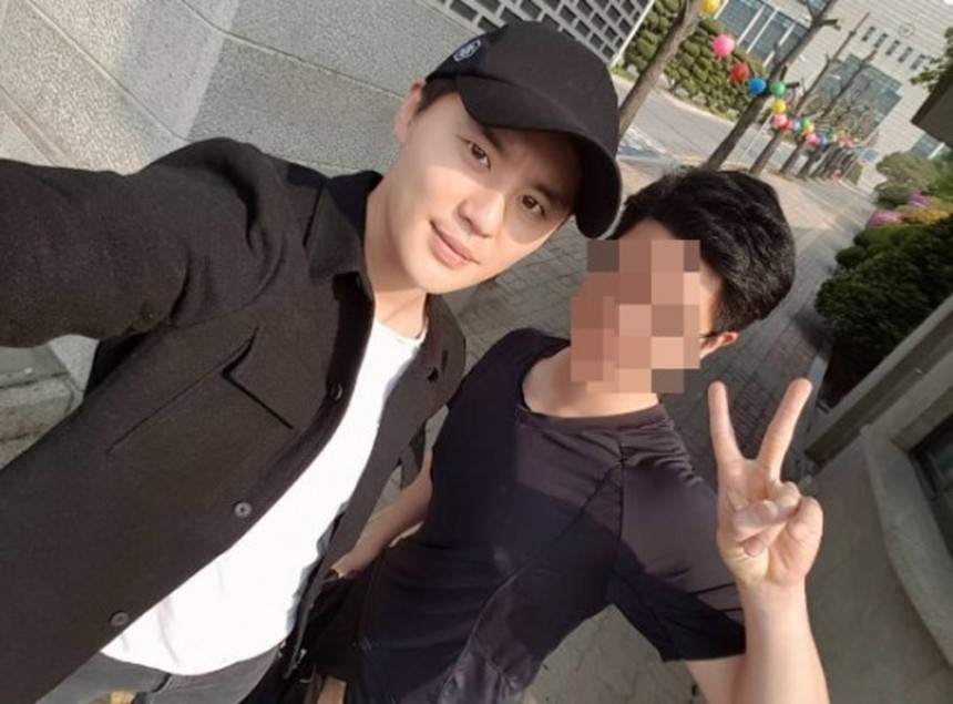 [스타SNS] JYJ 김준수, 의경 첫 외박 근황 공개 - 김현덕 기자 - 톱스타뉴스