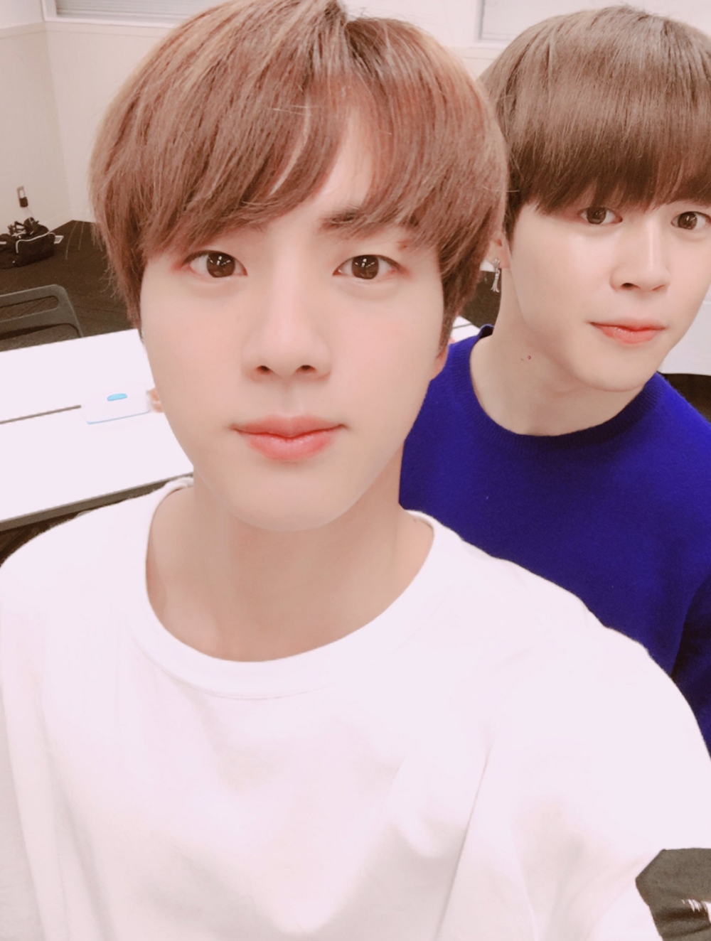 [근황] 방탄소년단 Bts 진 지민 셀카 공개…‘요리 보고 저리 봐도 잘 생겼네 표미내 기자 톱스타뉴스