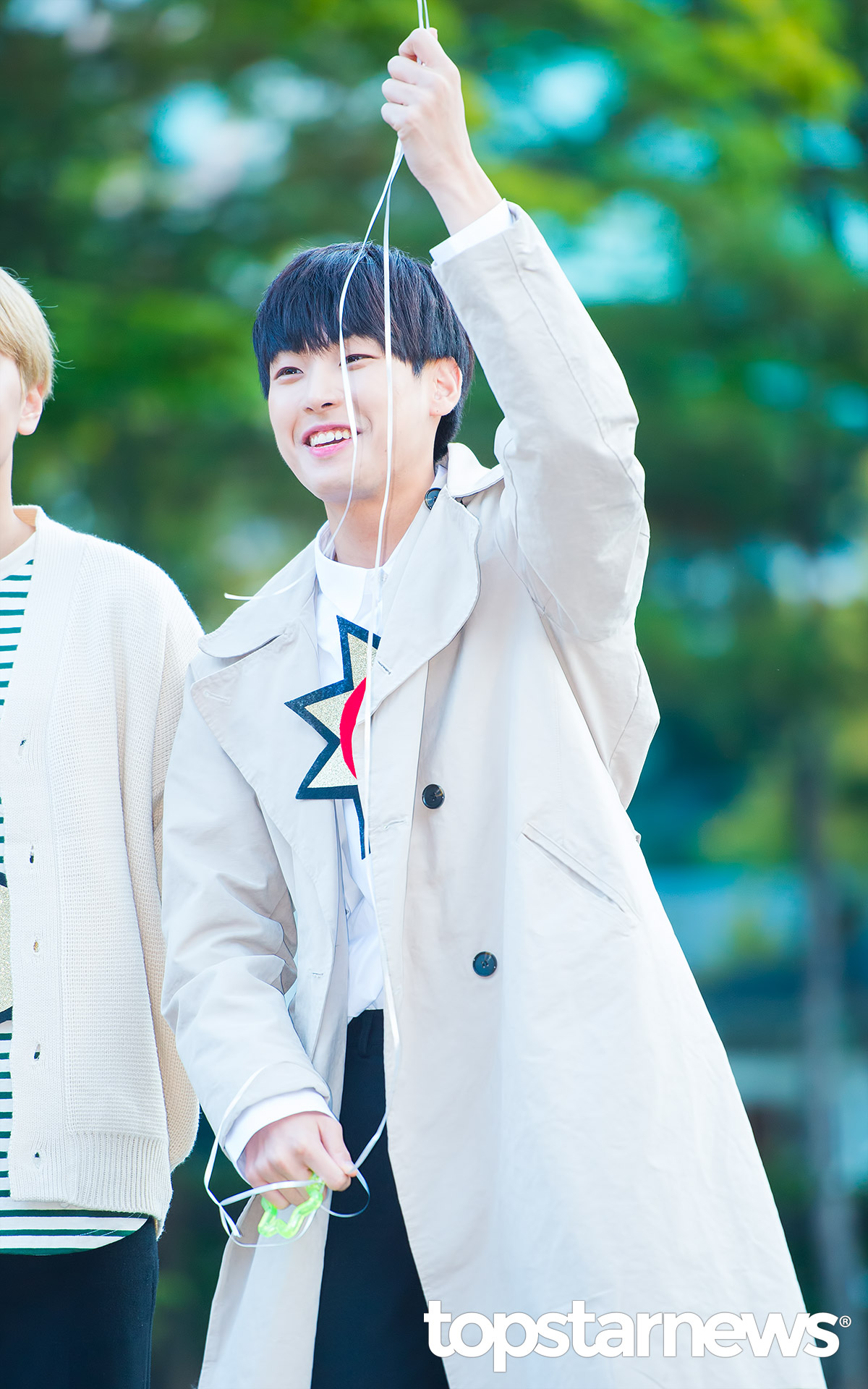 [HD포토] 에스에프나인(SF9) 인성, ‘풍선이 너무 커서 힘들어요~’ - 최시율 기자 - 톱스타뉴스