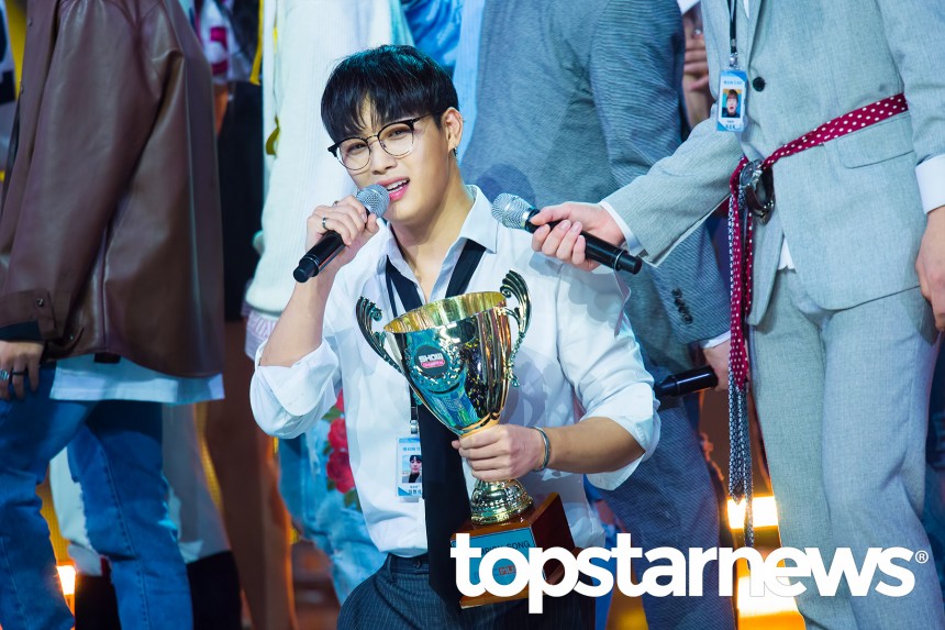 [UHD포토] 비투비(BTOB) 현식, ‘멜로디 감사행~’ - 최시율 기자 - 톱스타뉴스
