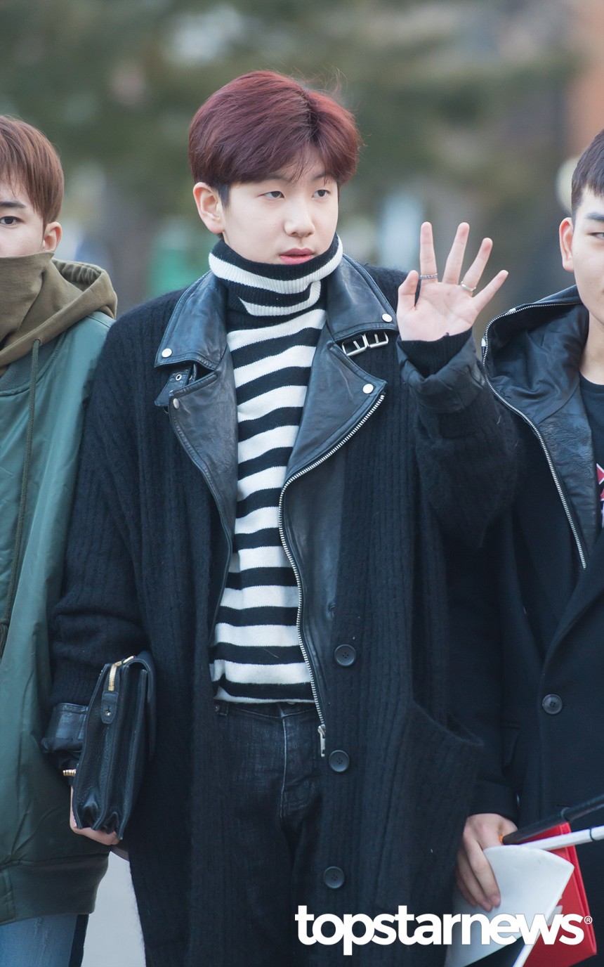 [HD포토] 더 이스트라이트(The EastLight.) 이우진, ‘손보다 작은 얼굴 인증!’ (뮤직뱅크) - 최시율 기자 ...